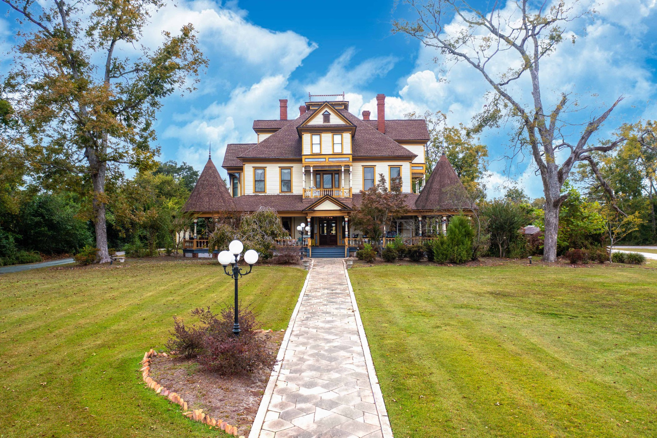 The Coleman House Inn Circa 1890 FOR SALE on 323 North Main Street ...